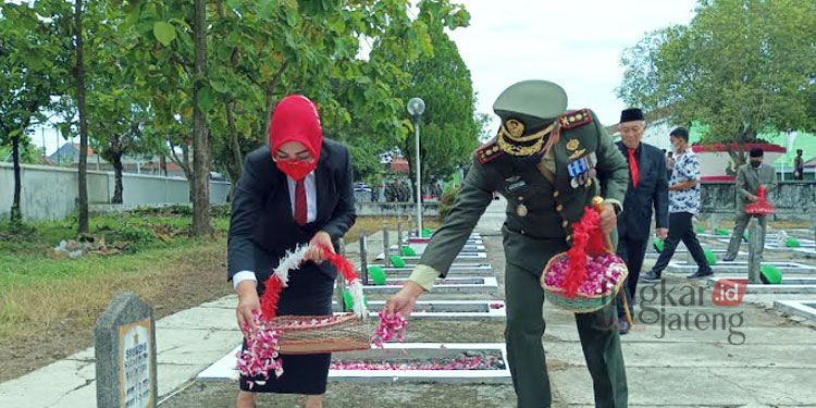 Hormati Jasa Pejuang, Dandim Grobogan Ziarah ke Makam Pahlawan Hormati Jasa Pejuang, Dandim Grobogan Ziarah ke Makam Pahlawan
