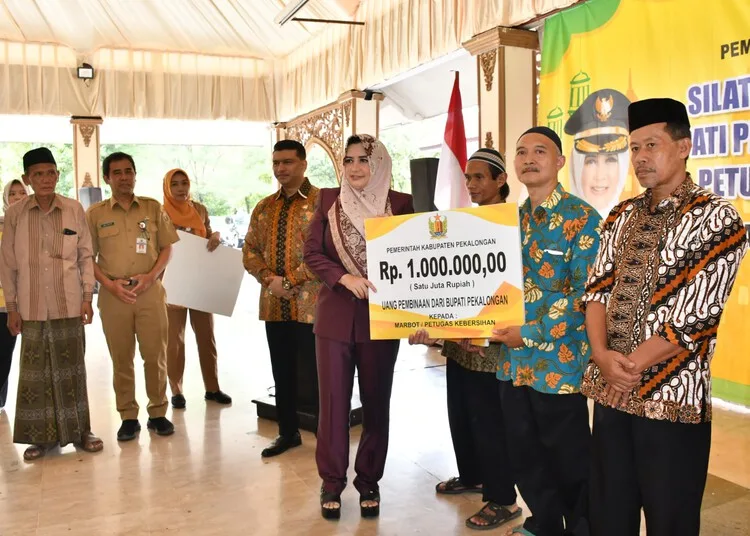 Bupati Pekalongan Kucurkan Rp 895 Juta untuk Insentif Ratusan Marbot Masjid