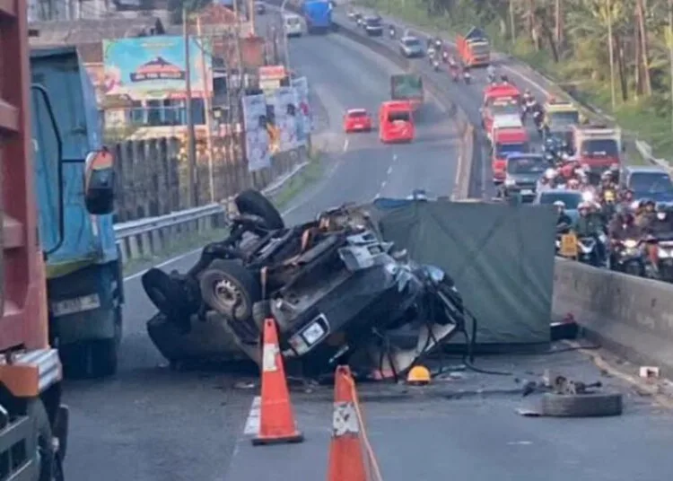 Mobil Pick Up Kecelakaan di Depan Cimory Semarang, Kabin Ringsek